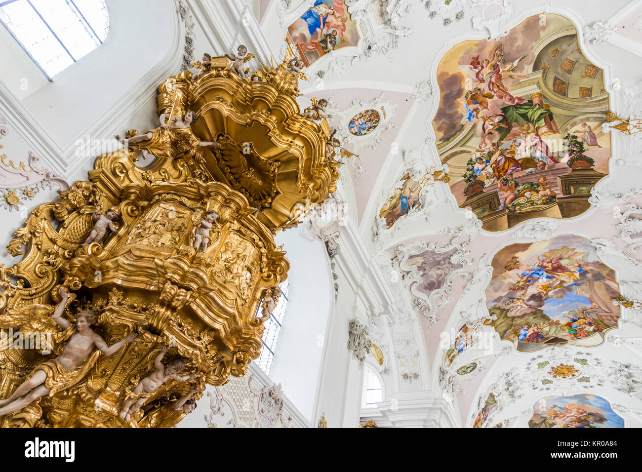 Die stiftskirche von Stift Stams, einem barocken Zisterzienserkloster ...