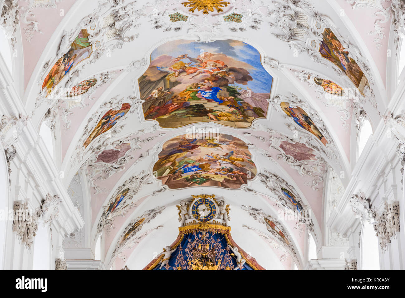 Die stiftskirche von Stift Stams, einem barocken Zisterzienserkloster ...