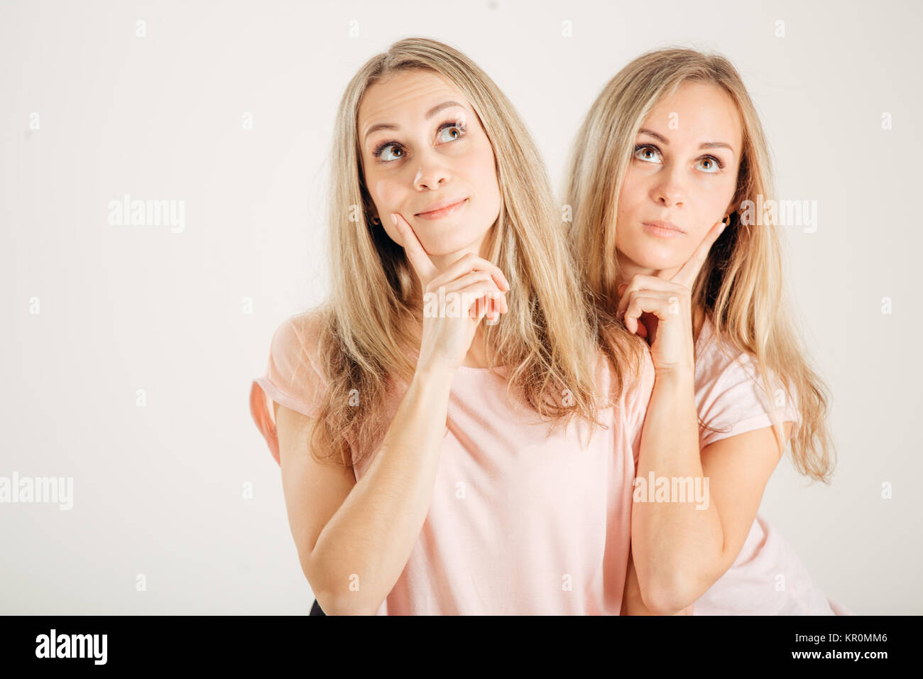 Junge Frau denken Idee. Schwestern die besten Freunde Zwillinge. Lustig ...