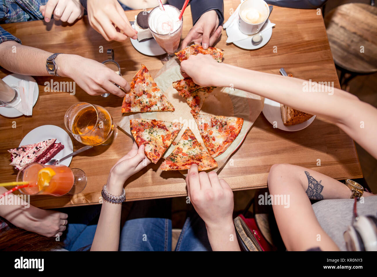 Pizza Zu Hause Essen Stockfotos und -bilder Kaufen - Alamy