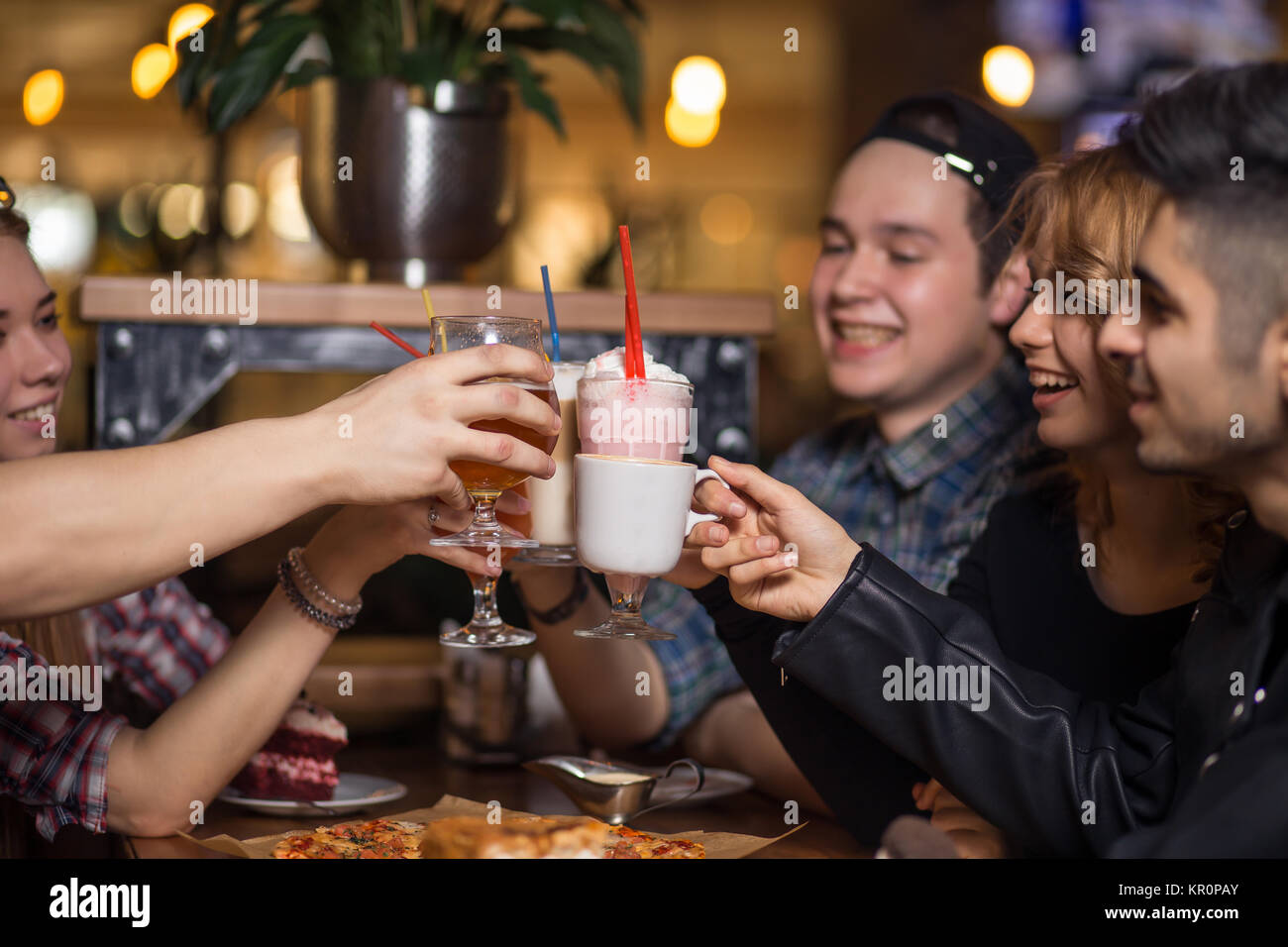 Menschen Teilen Stockfotos und -bilder Kaufen - Alamy
