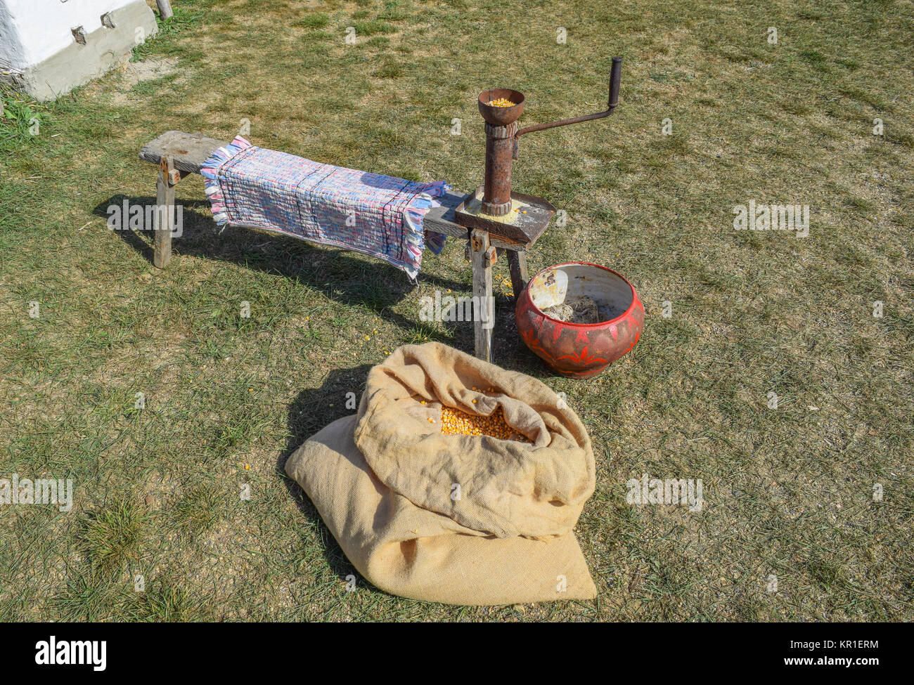 Korn mahlen hand -Fotos und -Bildmaterial in hoher Auflösung – Alamy