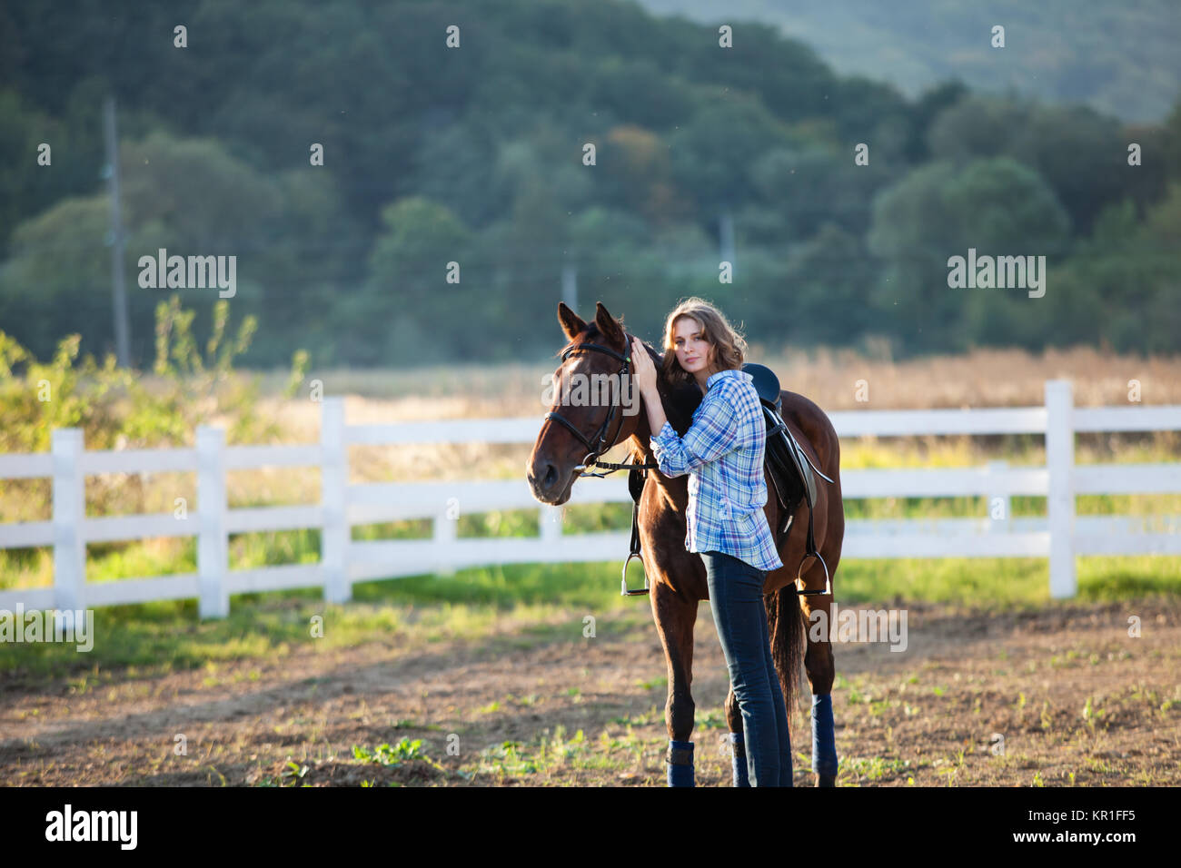Young woman holding western saddle -Fotos und -Bildmaterial in hoher ...