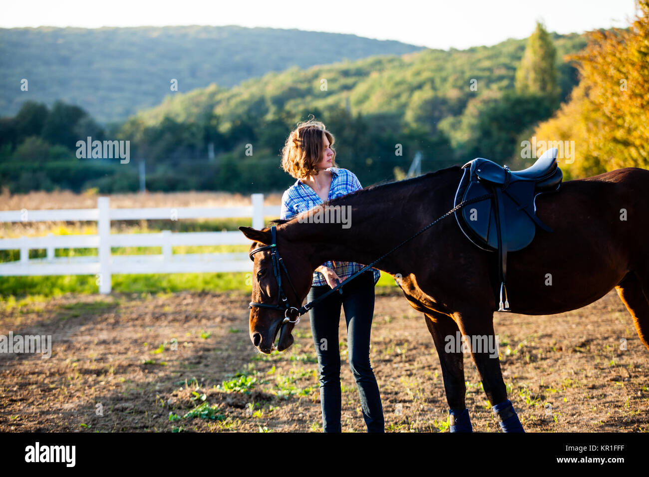 Young woman holding western saddle -Fotos und -Bildmaterial in hoher ...