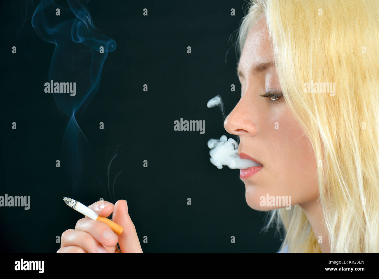 Rauchende mädchen blondine -Fotos und -Bildmaterial in hoher Auflösung ...