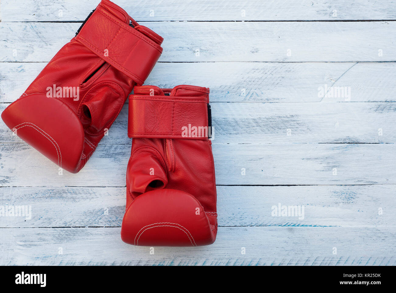 Paar rote Boxhandschuhe Stockfotografie - Alamy