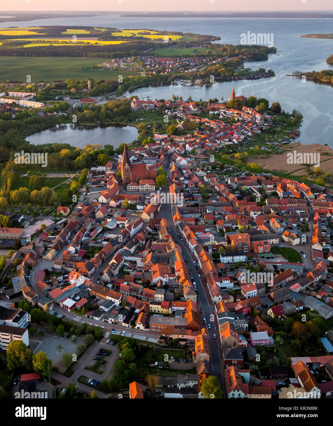 Robel mit Front St. Nikolai Kirche und hinter St. Mary's Church in ...