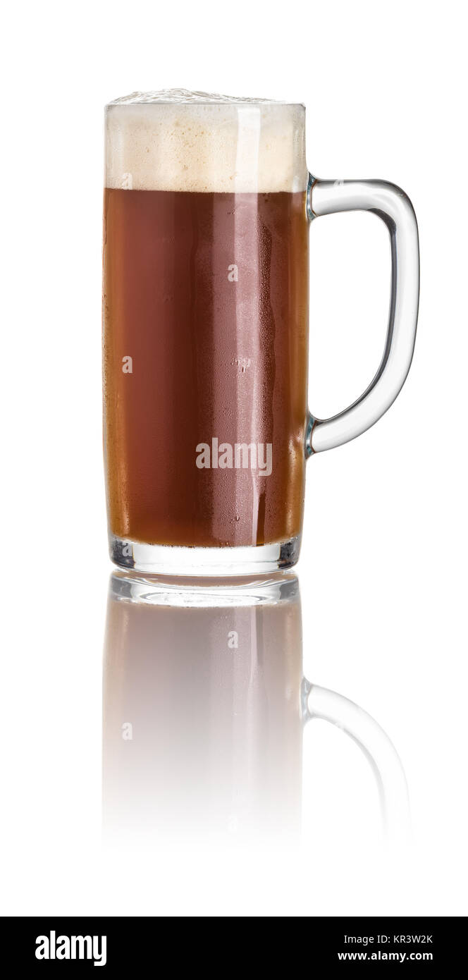 Dunkles Bier in einem bierkrug vor weißem Hintergrund Stockfotografie ...