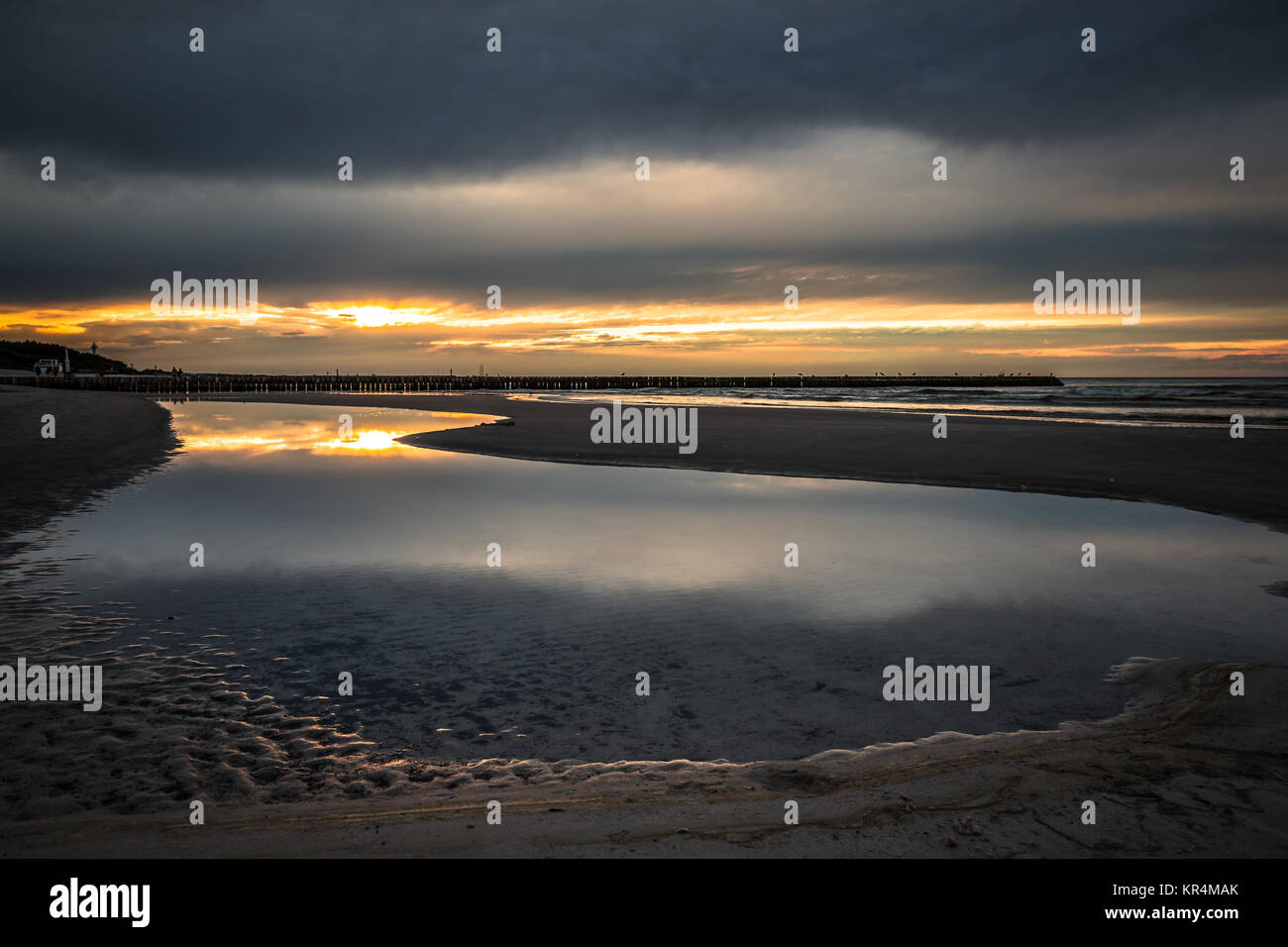 Sonnenuntergang am strand in leba -Fotos und -Bildmaterial in hoher ...