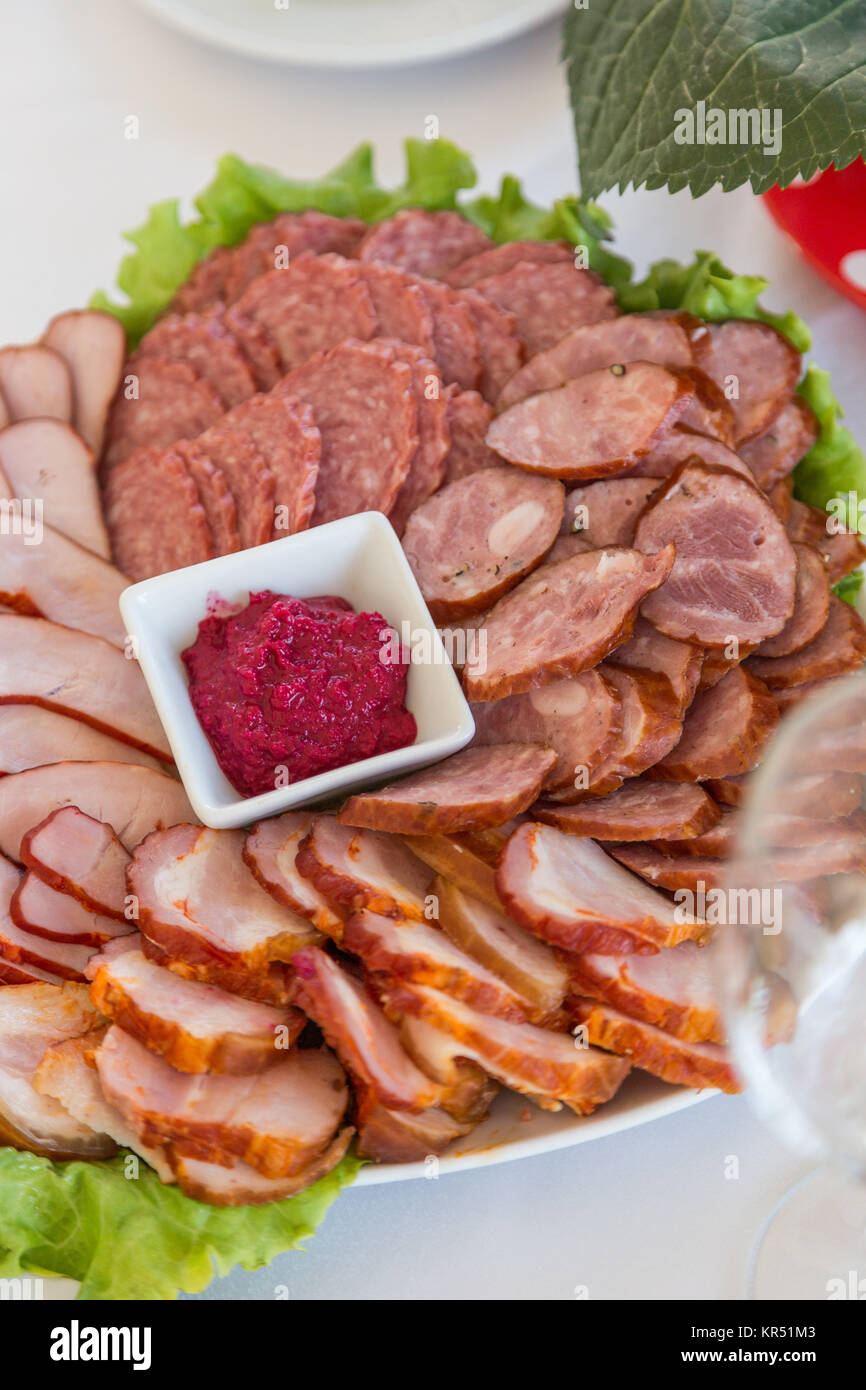 Das sortiment Scheiben Wurst auf dem Teller Stockfotografie - Alamy
