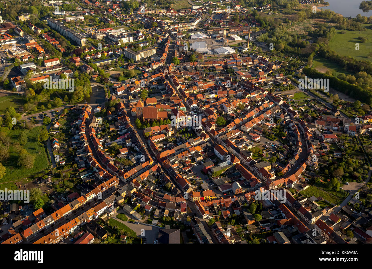 Stadtmauern und runden Grundriss der historischen Stadt Teterow, Stadt ...