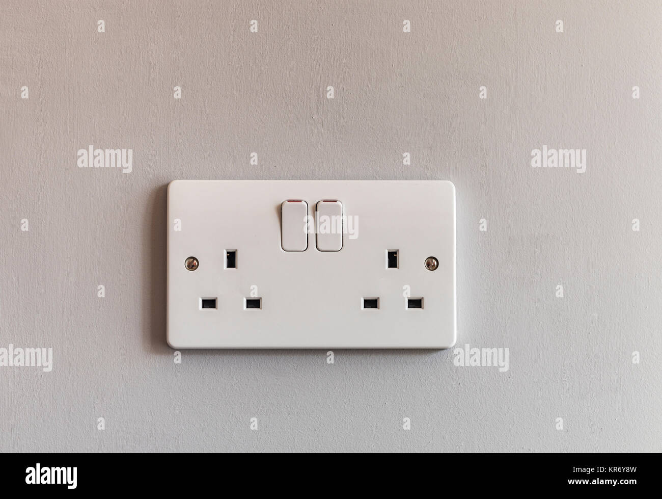 Doppelsteckdose an der wand -Fotos und -Bildmaterial in hoher Auflösung ...