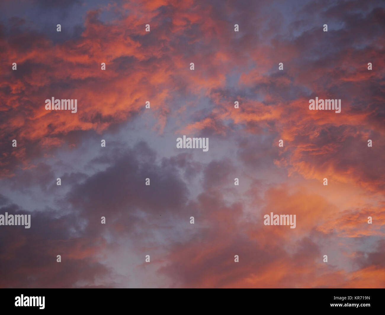 Dramatischer lila Himmel und bewölkt bei Sonnenuntergang rot grau ...