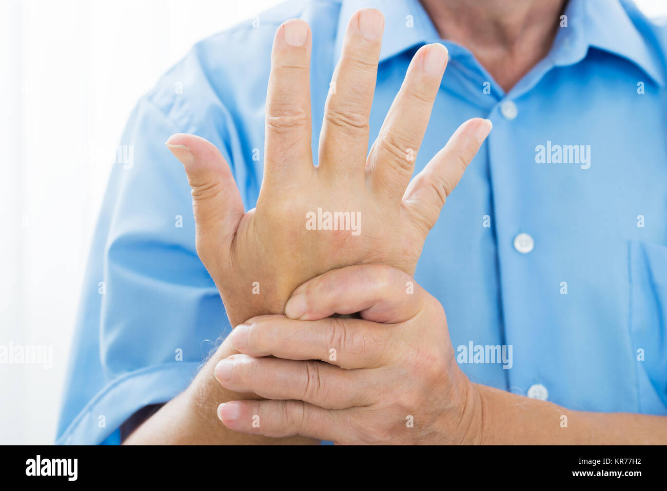 Person's Hand mit Schmerzen am Handgelenk Stockfotografie - Alamy