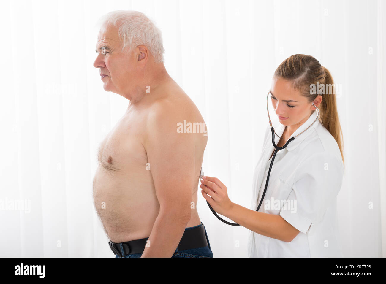 Ärztin untersuchen Patienten mit Stethoskop Stockfotografie - Alamy