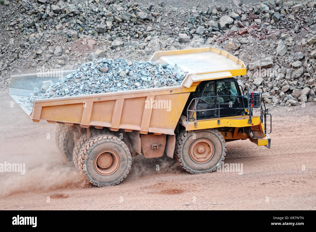 Kipper Lkw fahren in einem aktiven steinbruch Mine von Porphyr Felsen ...