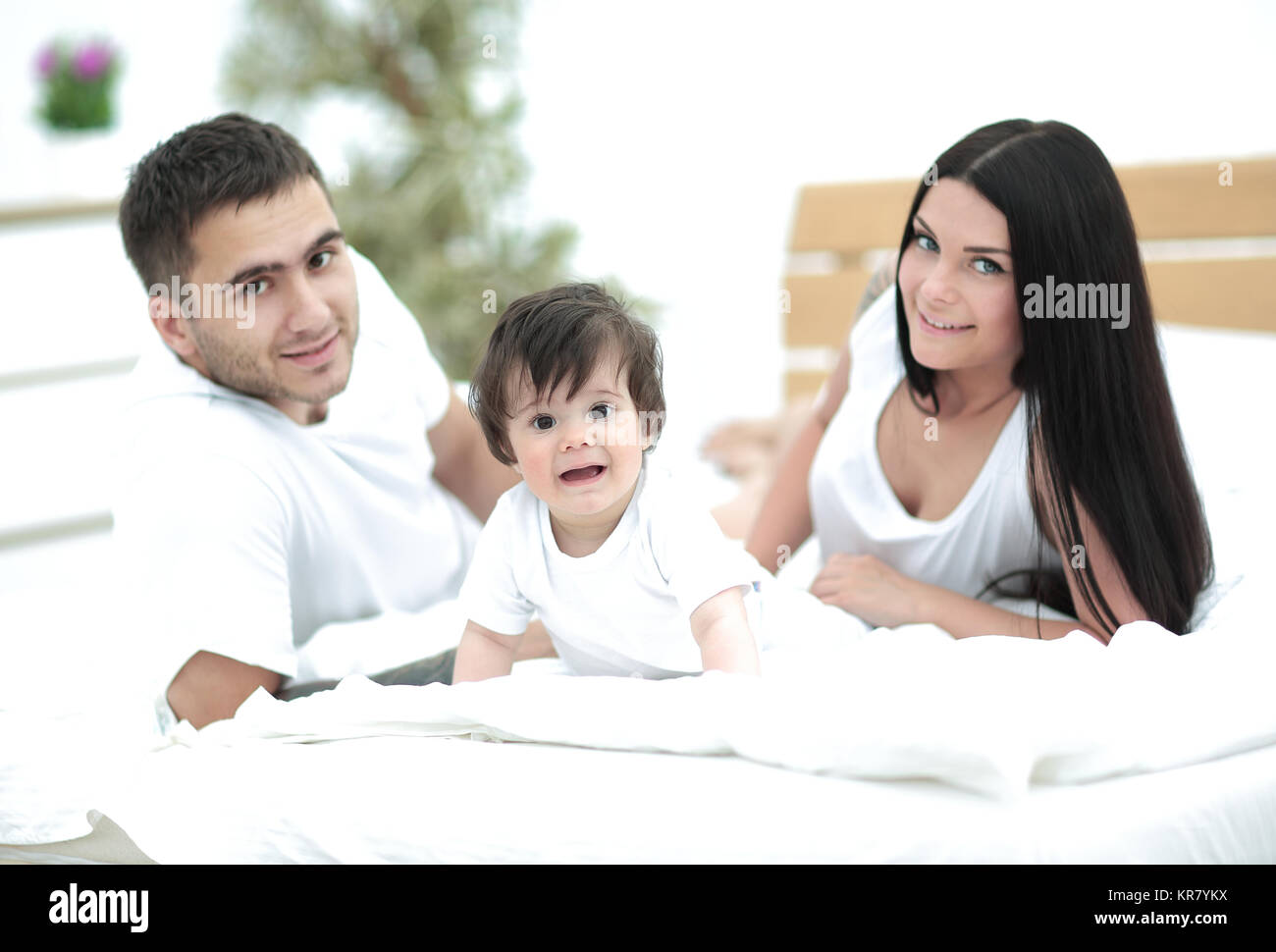 Sohn und papa kuscheln im bett -Fotos und -Bildmaterial in hoher Auflösung – Alamy