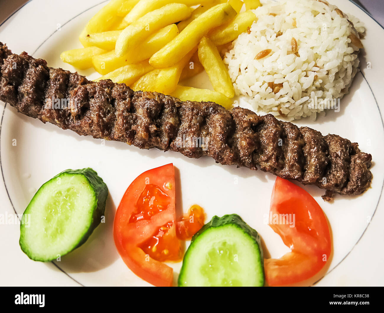 Traditionelle türkische Adana Kebab mit Pommes und Reis Stockfotografie ...