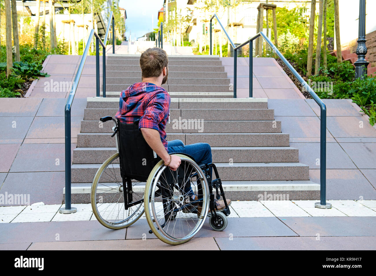 Junge behinderte Menschen im Rollstuhl vor der Treppe Stockfotografie ...