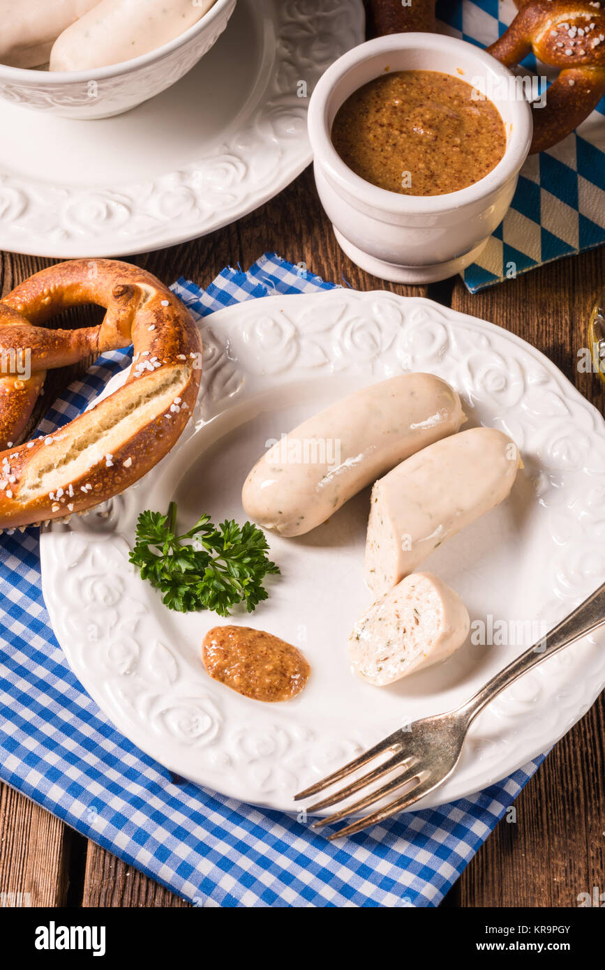 Wurst mit Brezel, süßem Senf und Bier Stockfotografie - Alamy