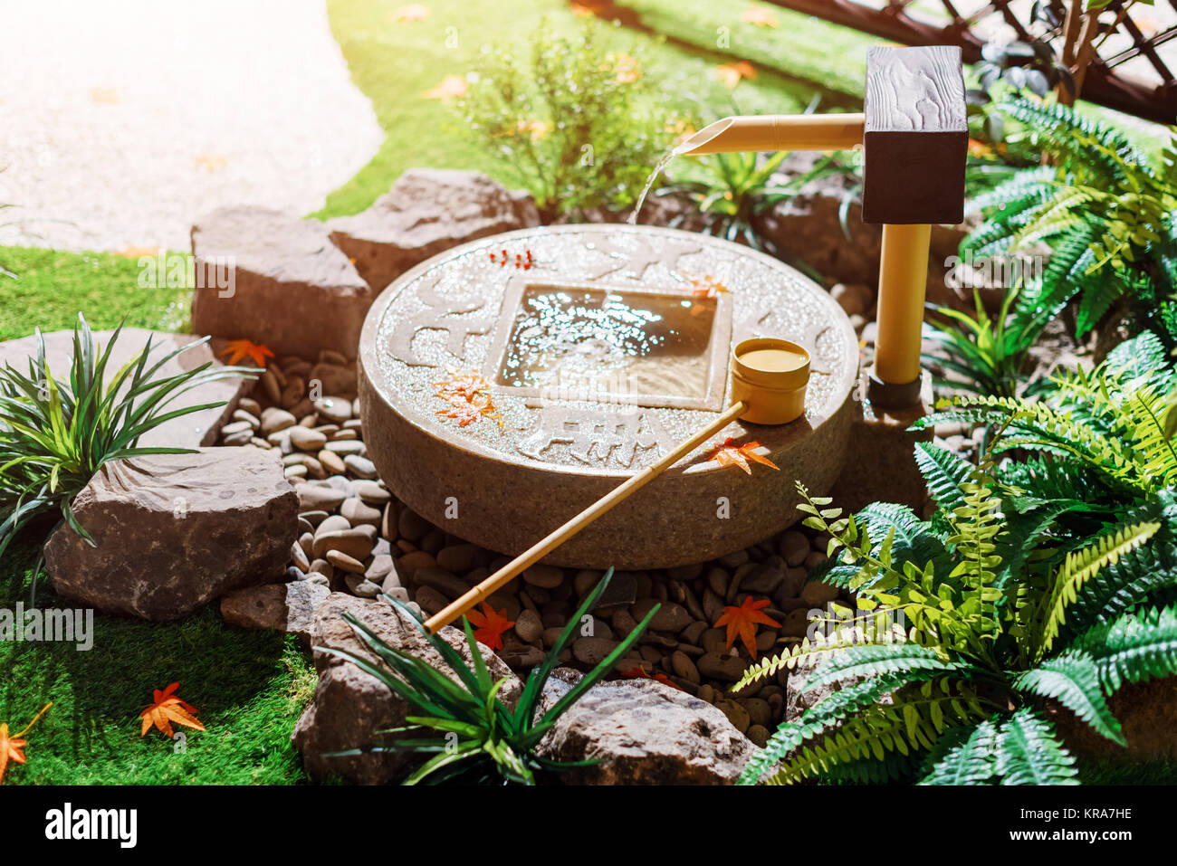 Japanese garden moss fountain -Fotos und -Bildmaterial in hoher ...
