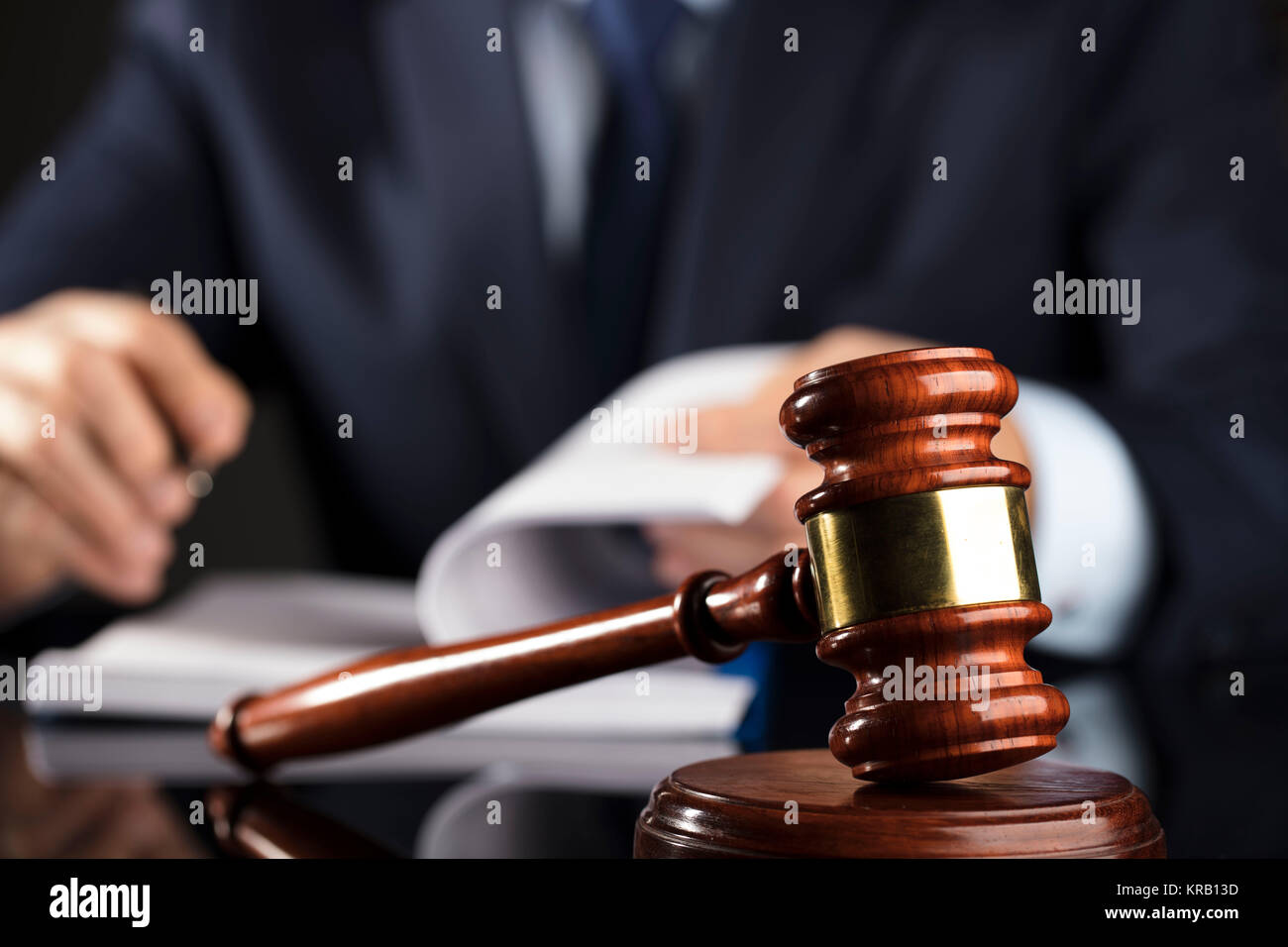 Im Gerichtssaal Richter. Hammer auf den Tisch. Recht und Gerechtigkeit ...
