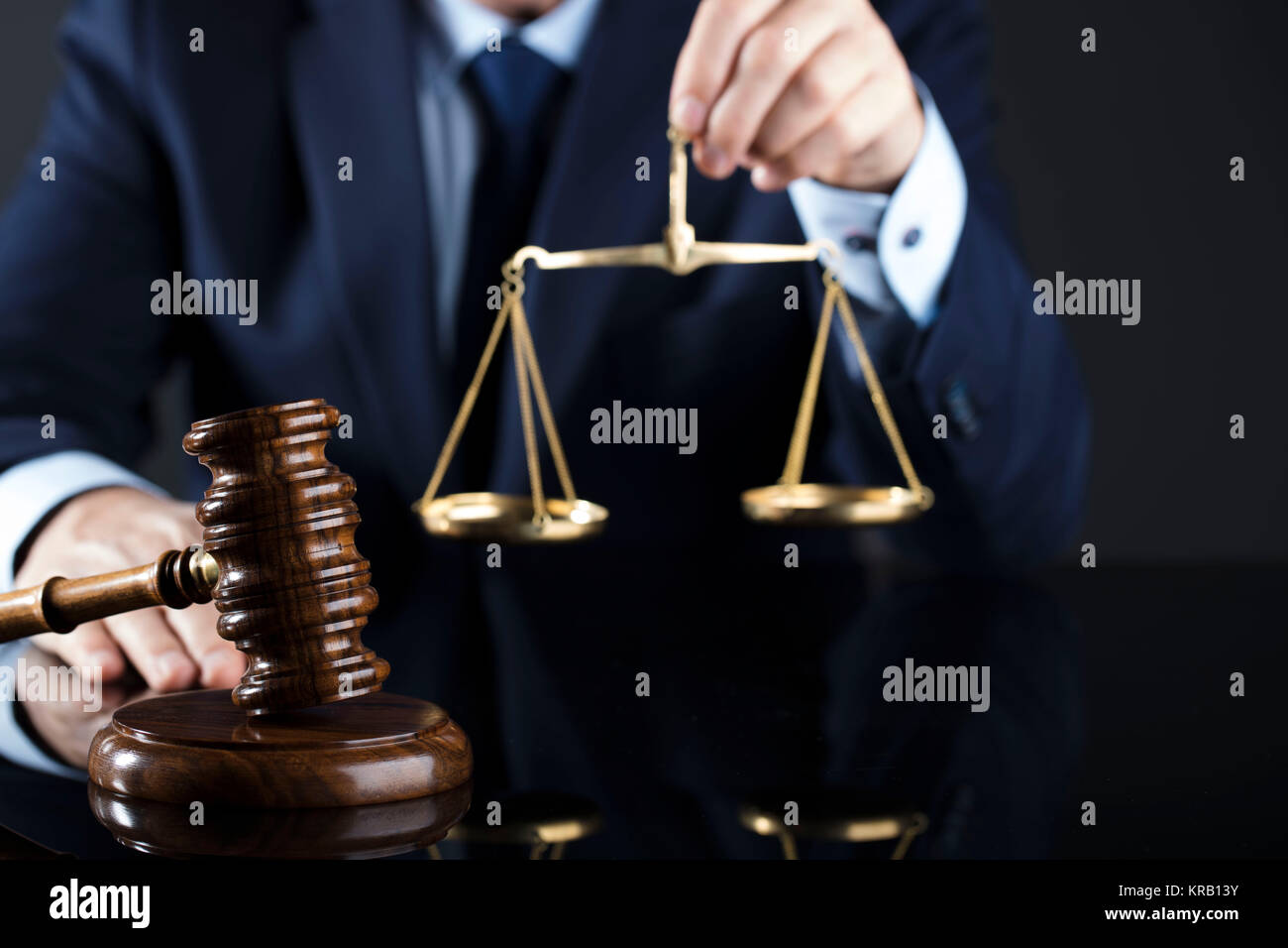 Im Gerichtssaal Richter. Hammer auf den Tisch. Recht und Gerechtigkeit ...