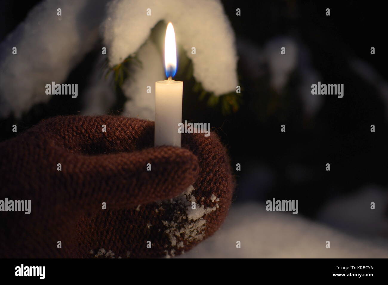 Candle fire light snow -Fotos und -Bildmaterial in hoher Auflösung – Alamy