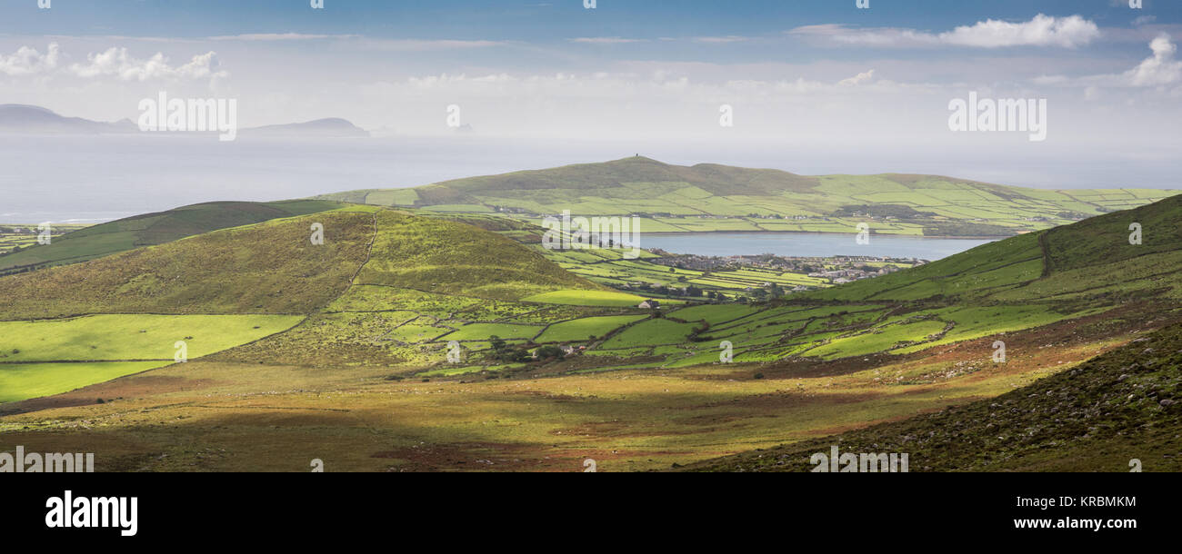 Dingle Stadt und Hafen, eingebettet in die Hügel und Berge der ...