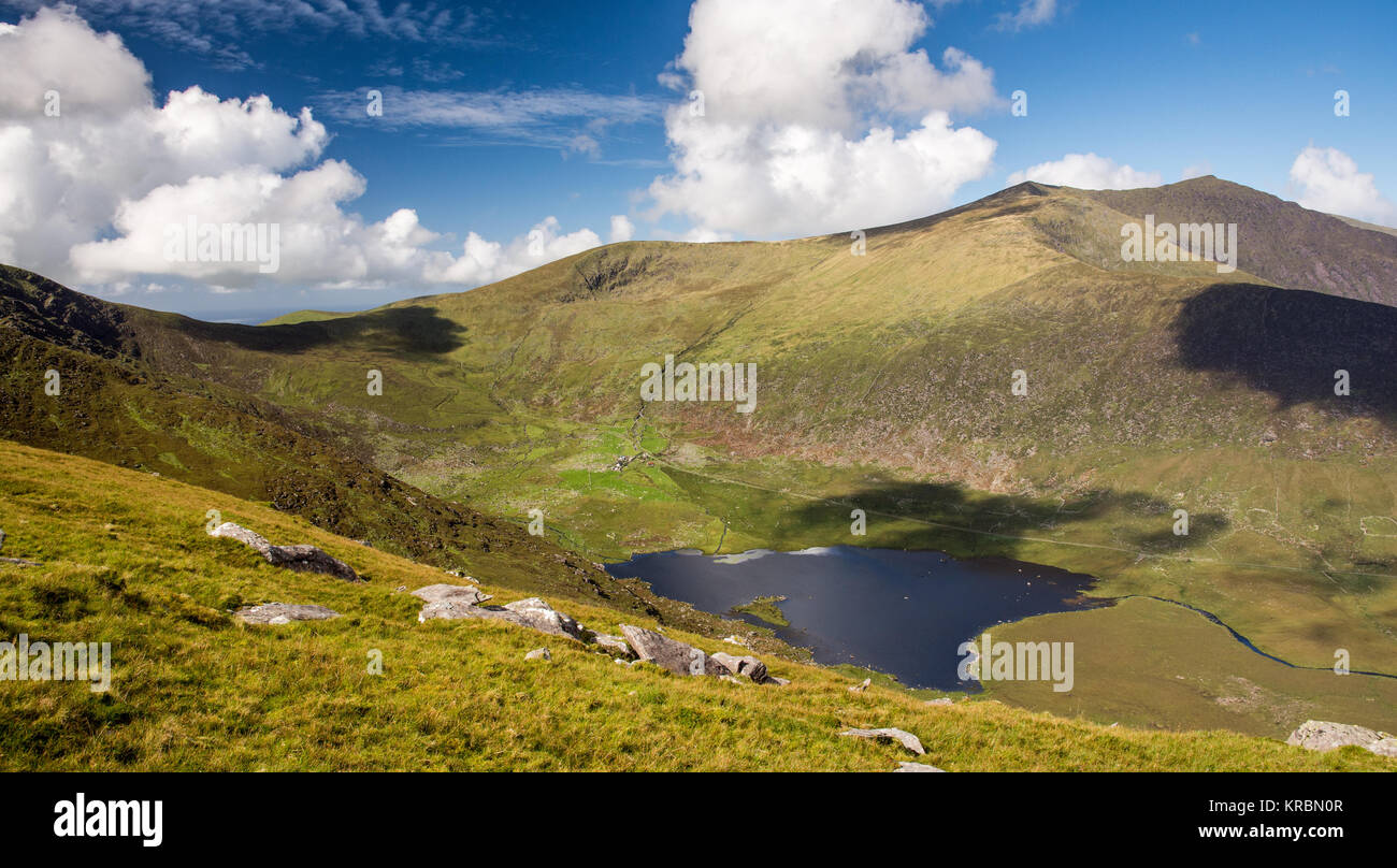Brandon Mountain steigt über die Seen der Owenmore Tal bildet die ...