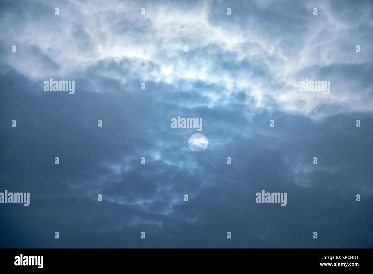 Mond himmel wolken -Fotos und -Bildmaterial in hoher Auflösung – Alamy