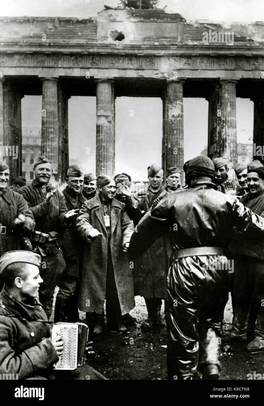 Brandenburger tor berlin 1945 -Fotos und -Bildmaterial in hoher ...