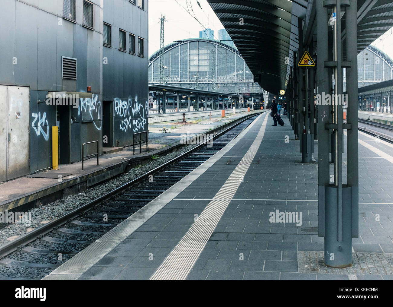 Frankfurt, Deutschland, Hauptbahnhof, Hauptbahnhof, Mann steht auf dem ...