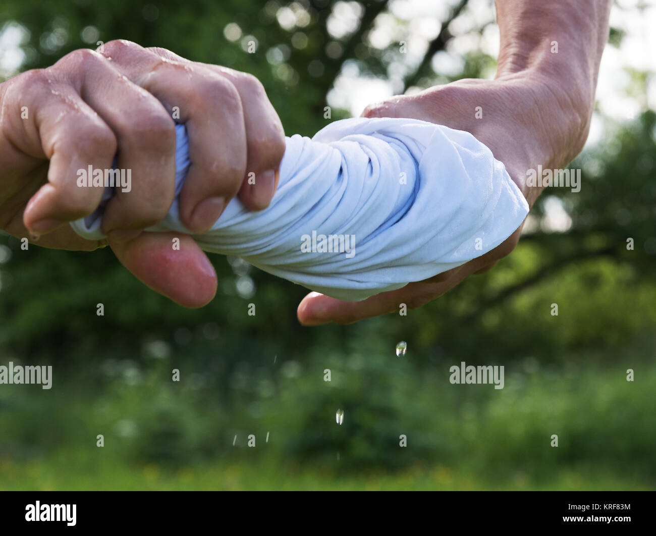 Hände quetschen nassen Tuch Stockfotografie - Alamy