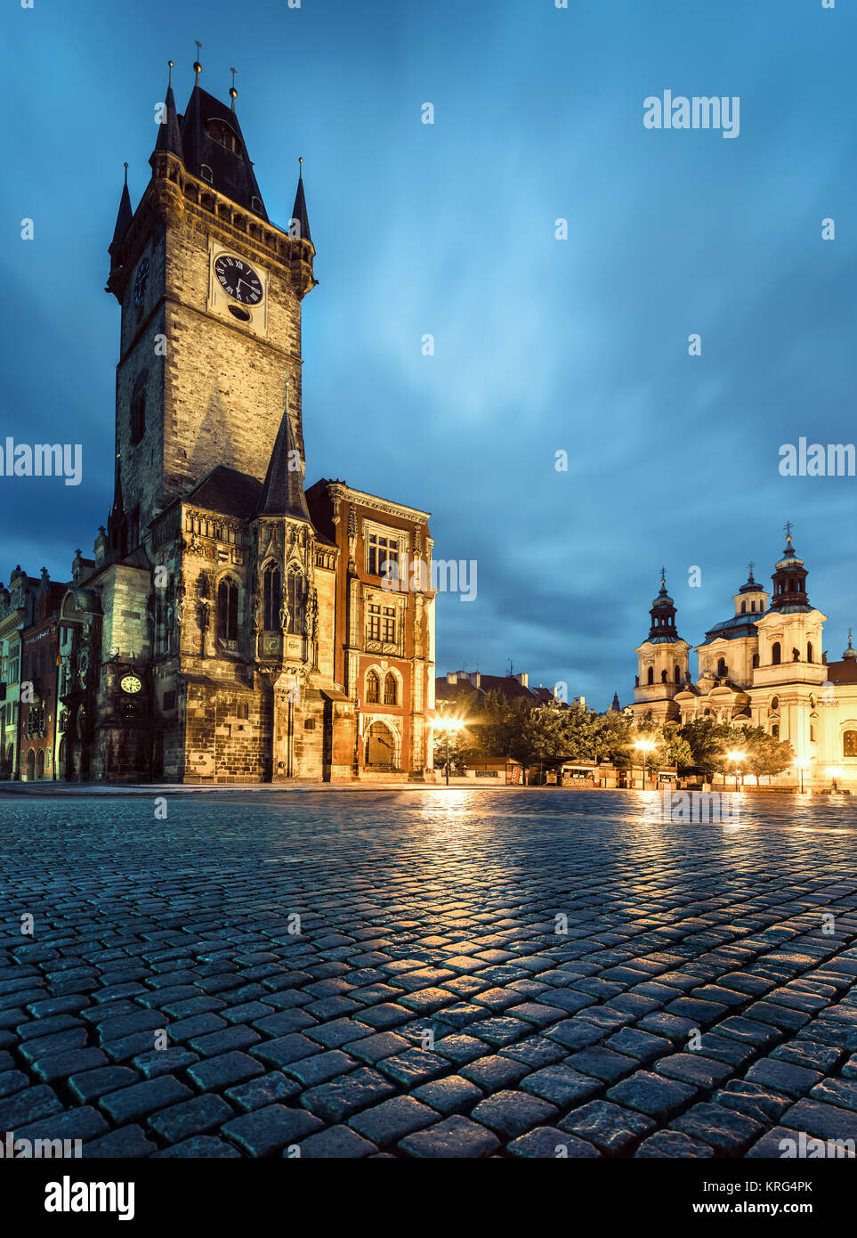 Prag, dem Alten Rathaus auf dem Marktplatz am späten Abend ...
