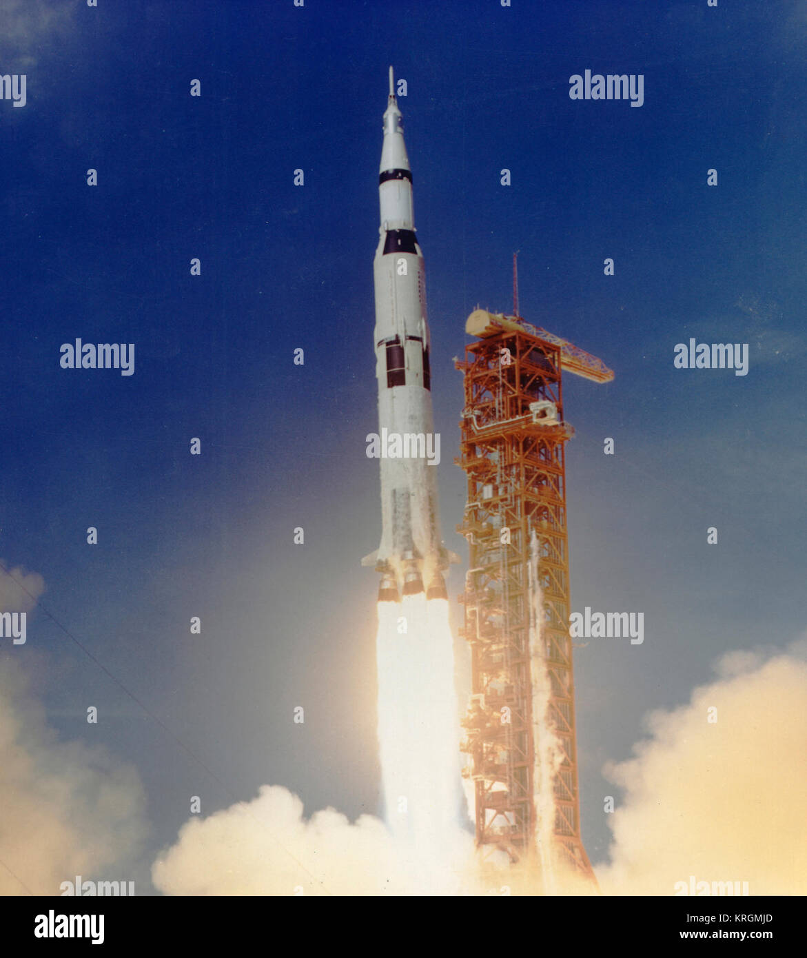 Apollo 11 über Saturn V-Rakete gestartet Stockfotografie - Alamy