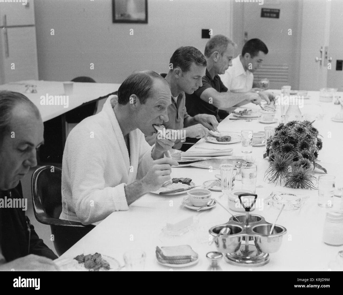 Al Nordworden, Dave Scott, Deke Slayton, und Jack Schmitt Graben in die ...