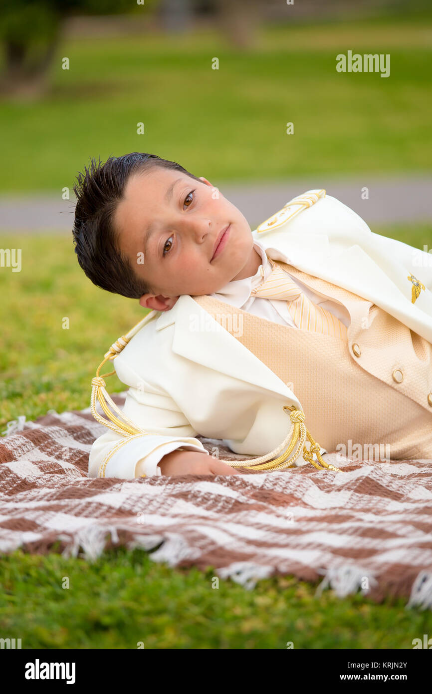Junge Erste Kommunion junge liegen auf einer Decke im Freien ...