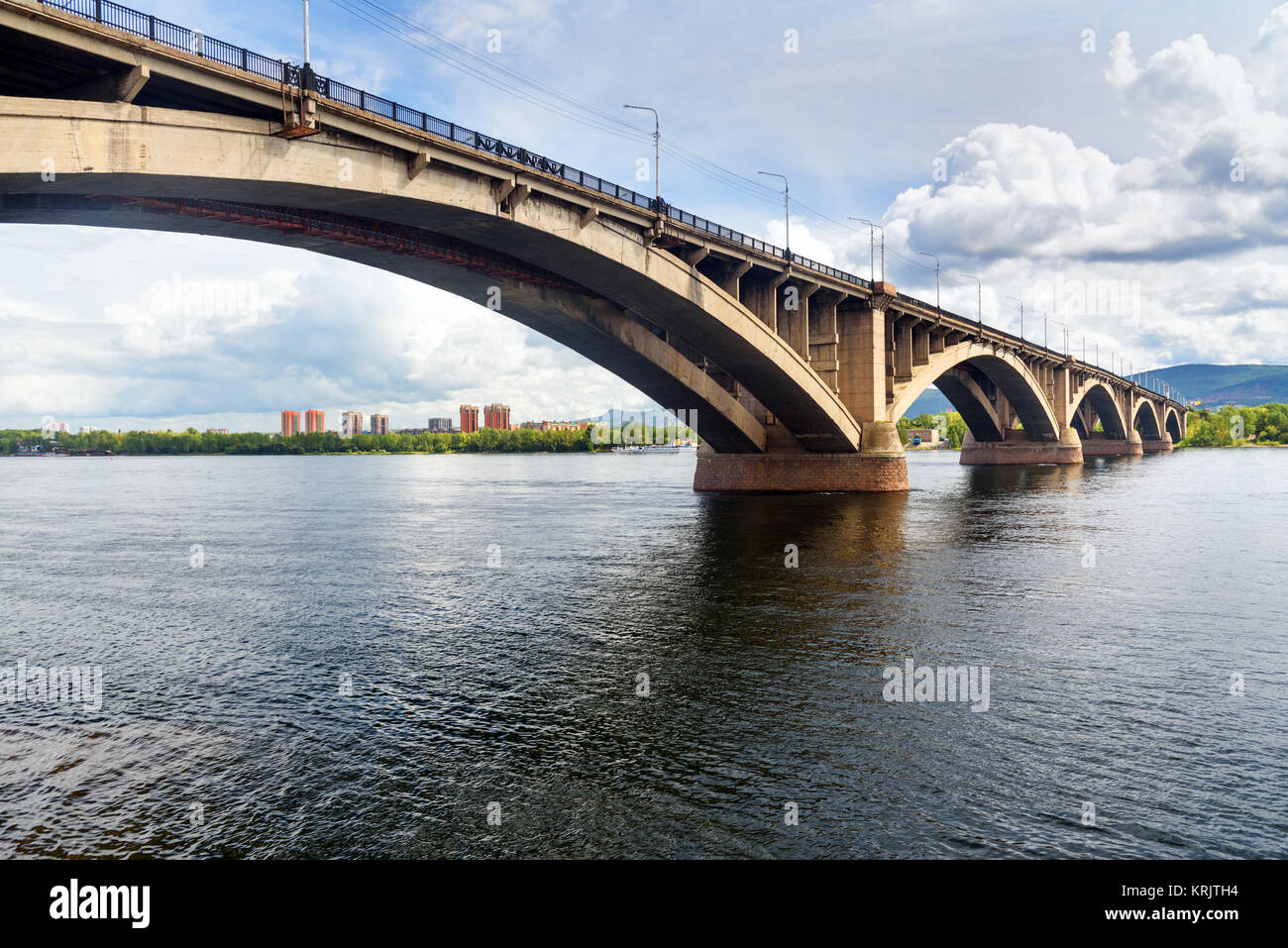 Gemeinschaftliche Brücke über den jenissei Fluss in Krasnojarsk ...