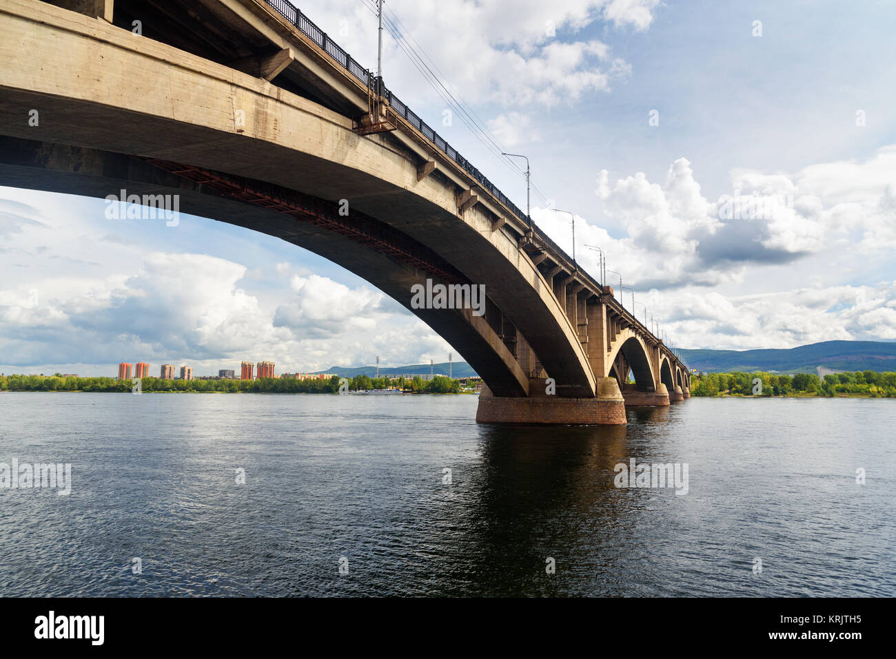 Gemeinschaftliche Brücke über den jenissei Fluss in Krasnojarsk ...