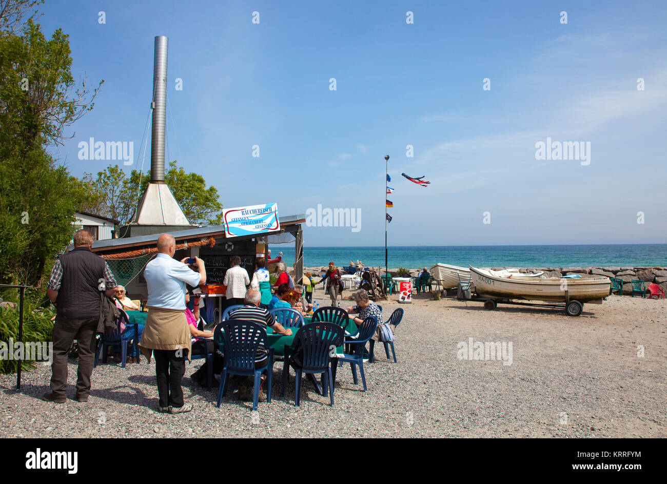 Menschen am Strand des Dorfes Vitt, Fisch snacks an Fisch Smoke House ...