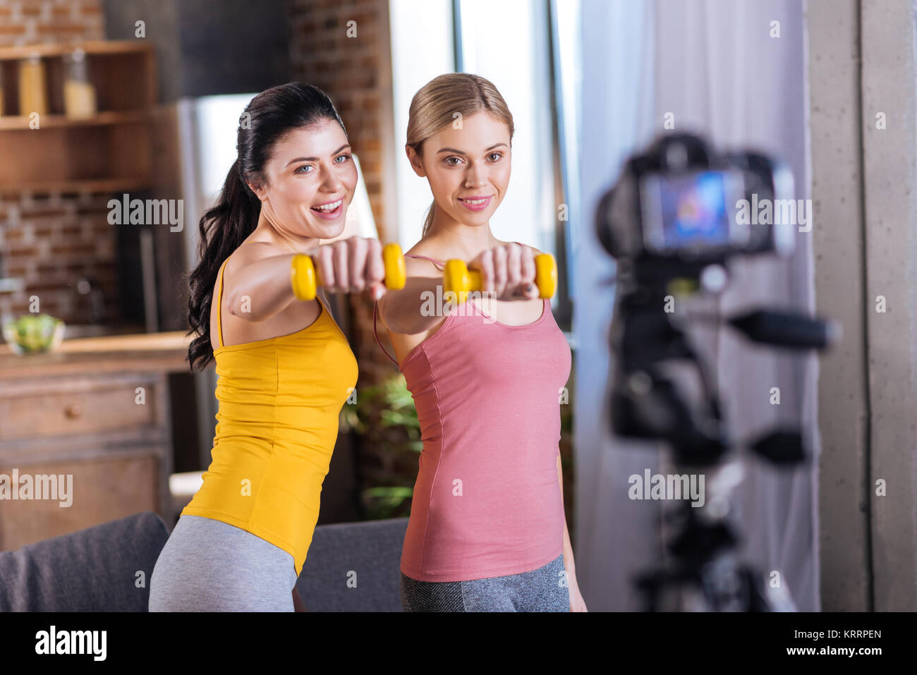 Gebaute frauen -Fotos und -Bildmaterial in hoher Auflösung – Alamy