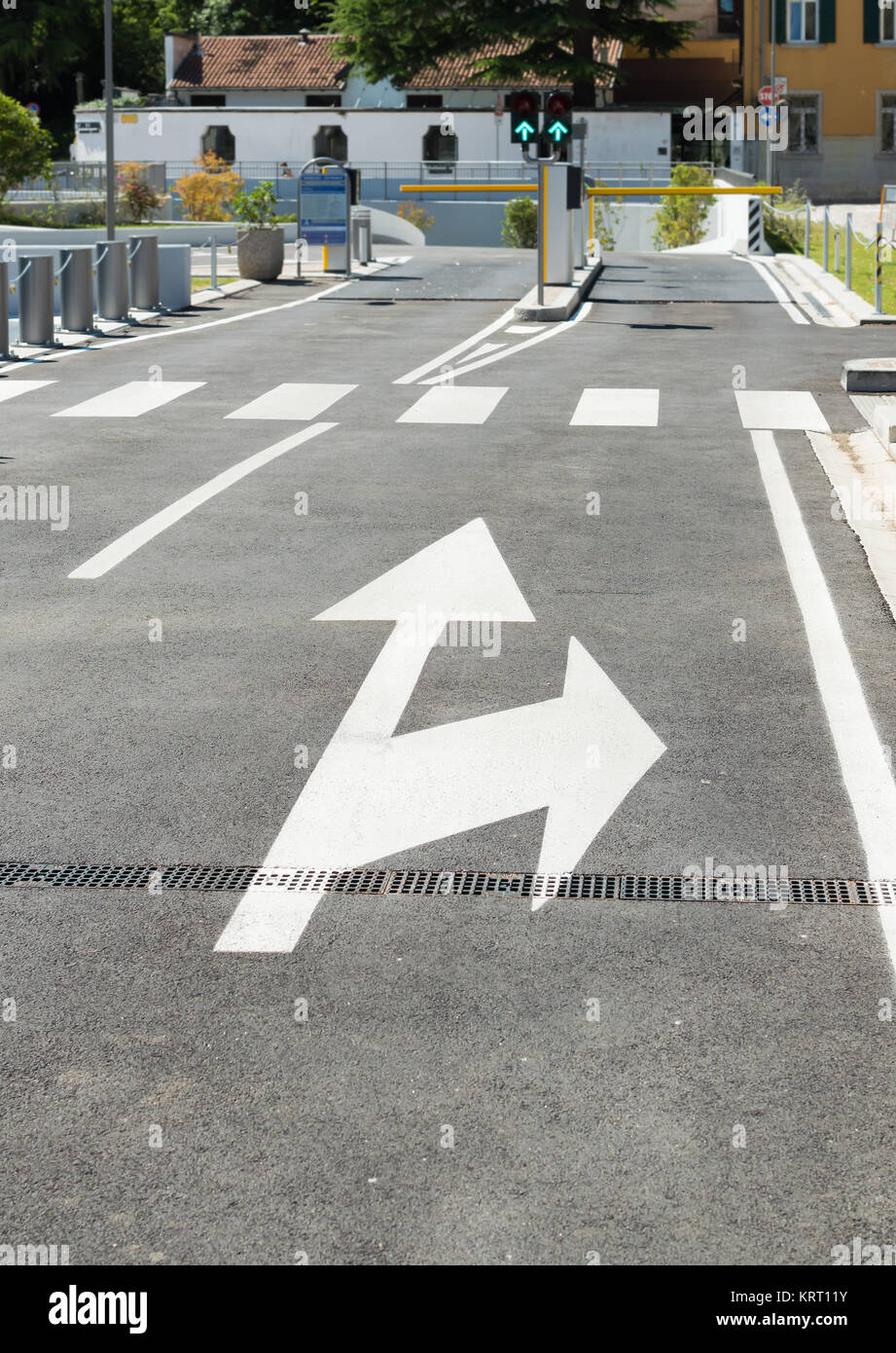 Weißer Pfeil Verkehrszeichen auf der Straße Stockfotografie - Alamy