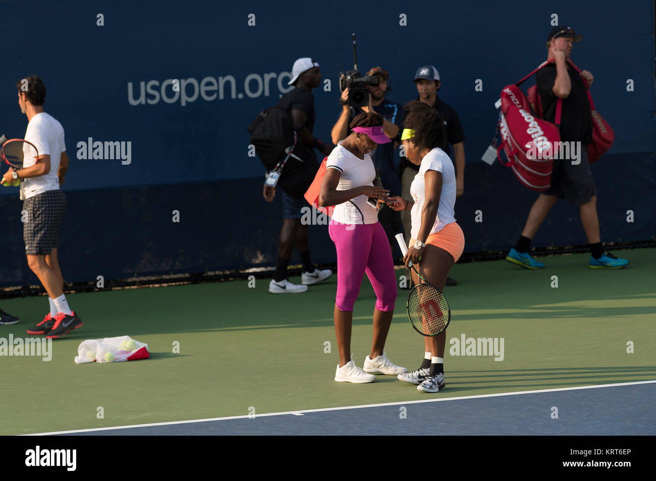 NEW YORK, NY-SEPTEMBER 03: Serena Williams und Venus Williams an Tag ...