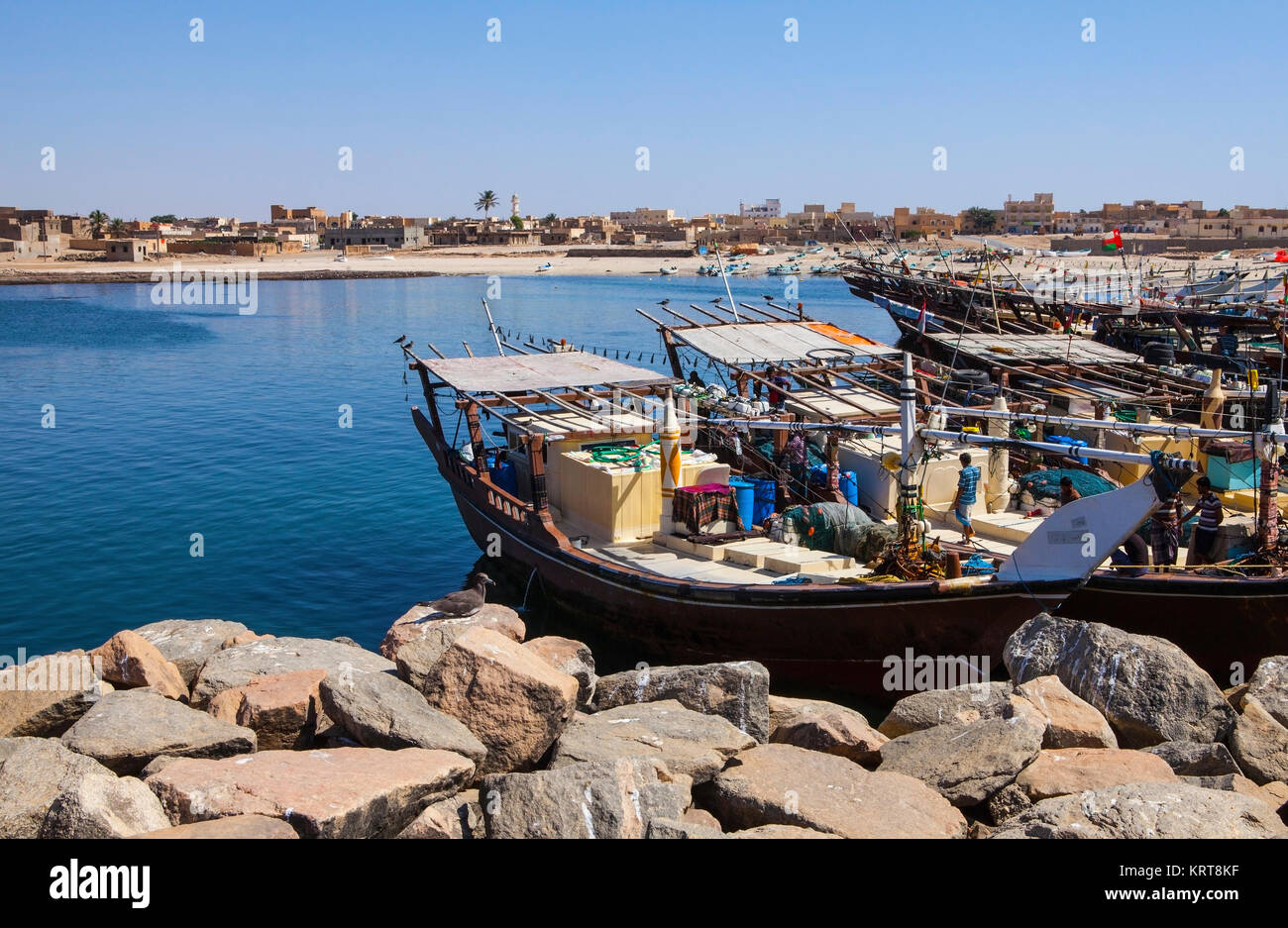 MIRBAT, Oman - Januar 07,2016: Fischerboote (dhau) in Mirbat Port ...