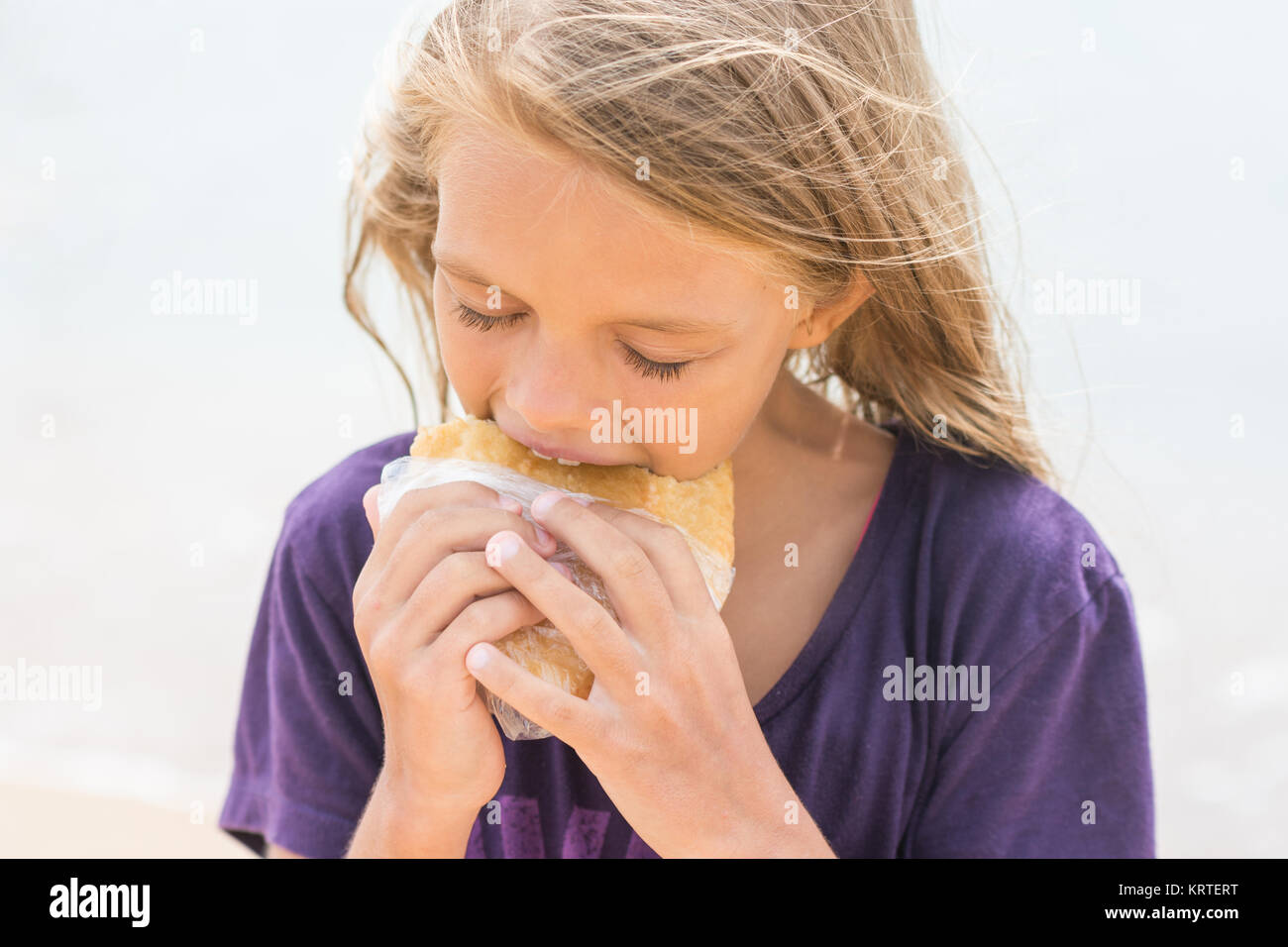 Teenager isst strand -Fotos und -Bildmaterial in hoher Auflösung – Alamy