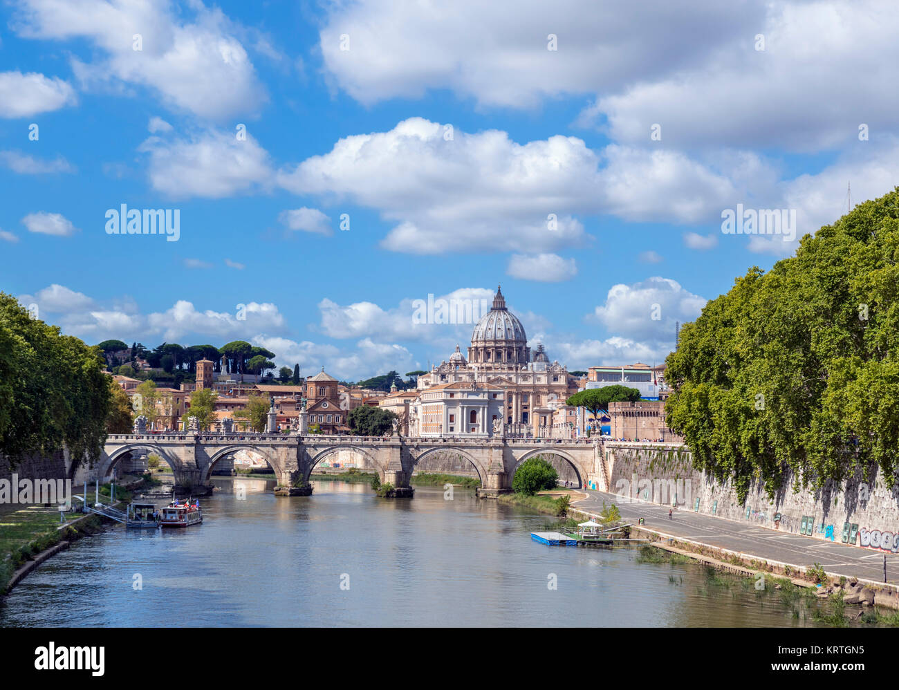 Petersdom und der Ponte Sant'Angelo über den Fluss Tiber, Rom, Italien ...