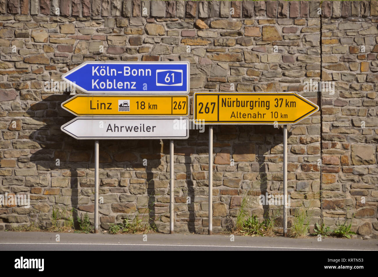 Schild von einer deutschen bundesstraße -Fotos und -Bildmaterial in ...
