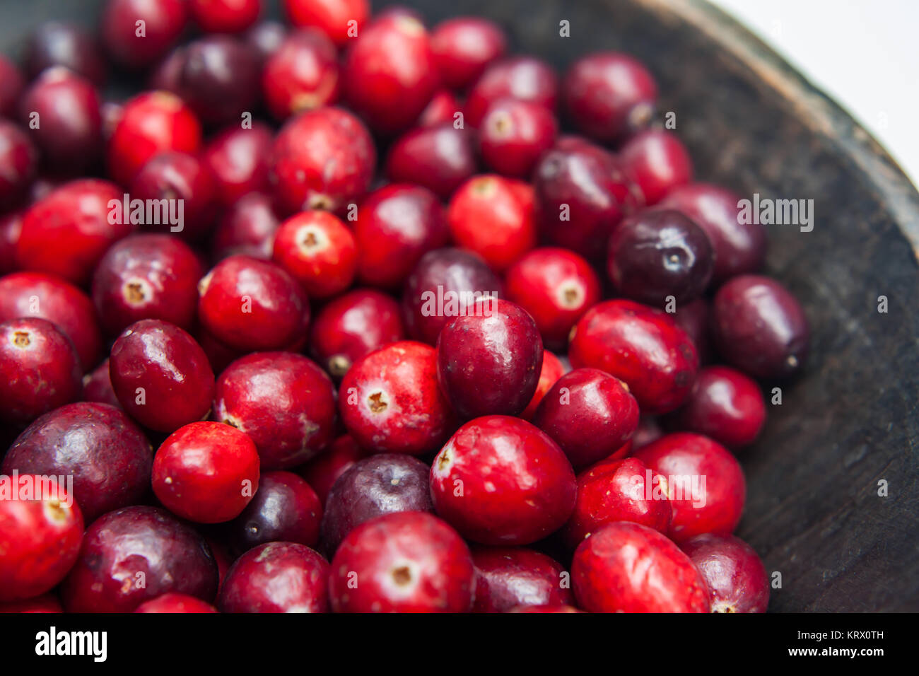 Frische Preiselbeeren im rustikalen Holzmöbeln Schüssel auf sackleinen ...