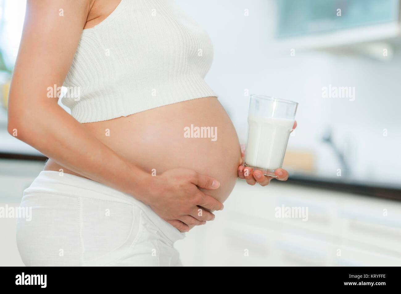 Schwangere Frau mit einem Glas Milch - schwangere Frau mit einem Glas ...